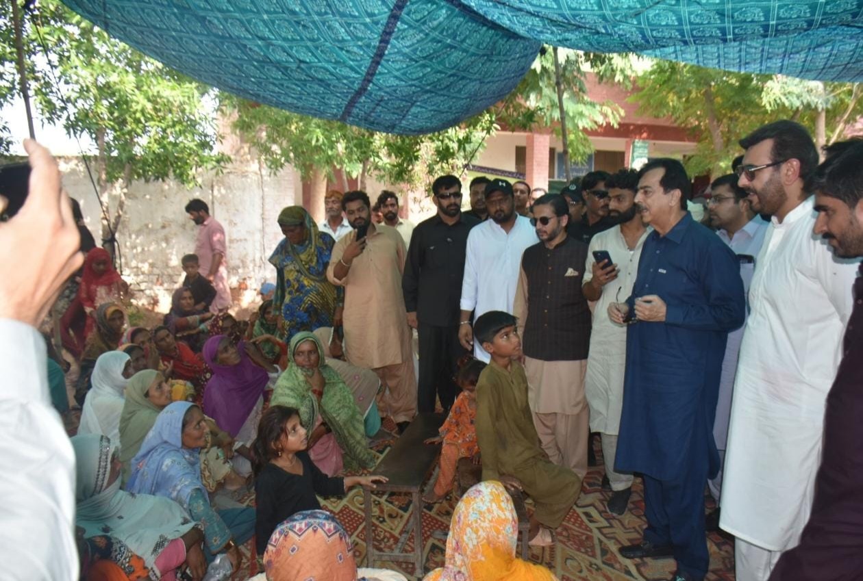 Yusuf Raza Gilani Visits Multan Flood Relief Camps – Peak Point